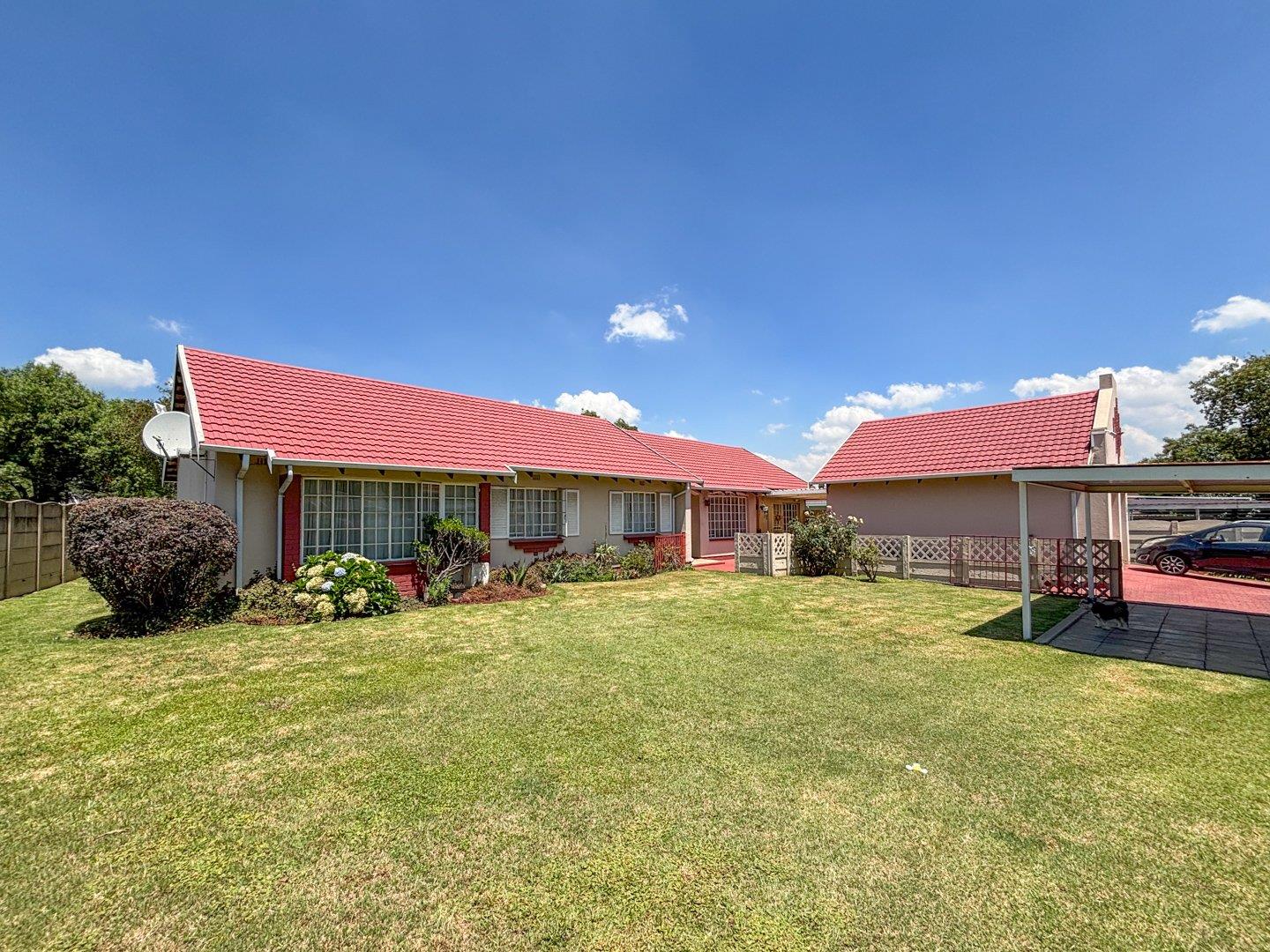 4 Bedroom House for sale in Parkrand - P24-116960635
