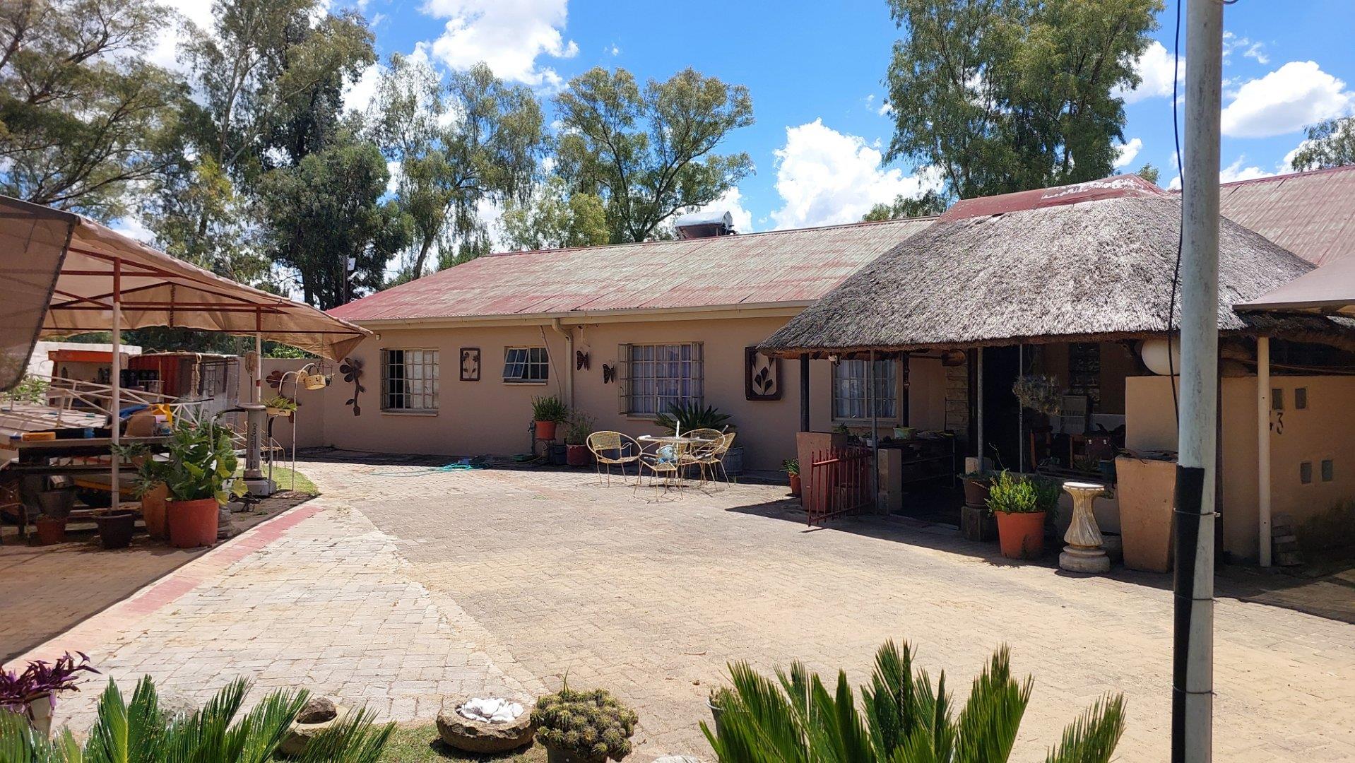 4 Bedroom House for sale in Ladybrand - P24-116962329