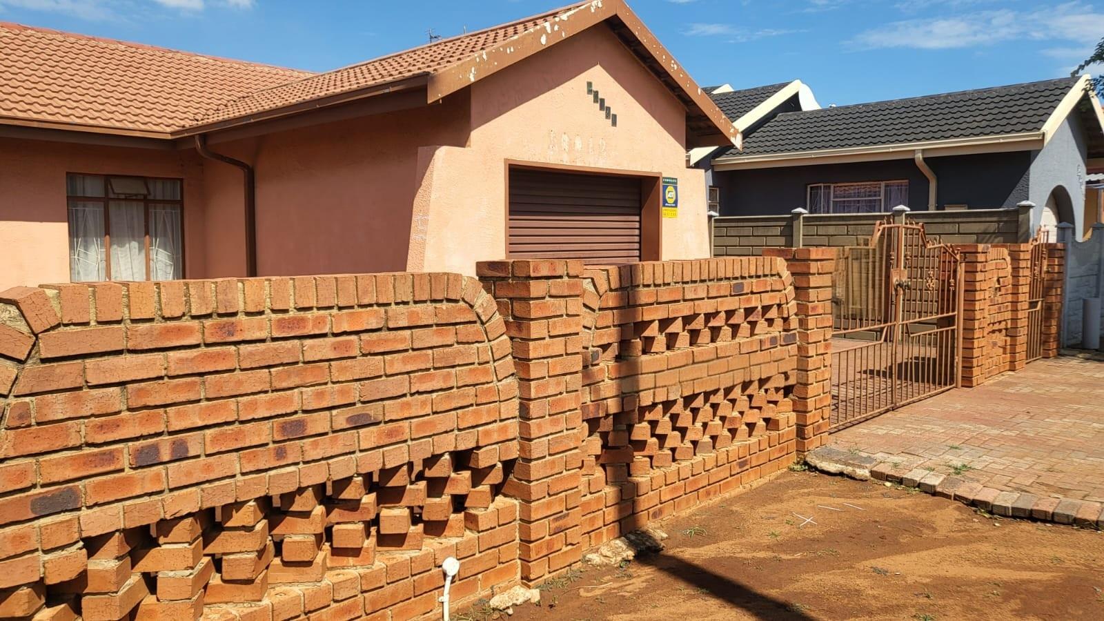 3 Bedroom House for sale in Sebokeng Zone 14 - P24-116964439