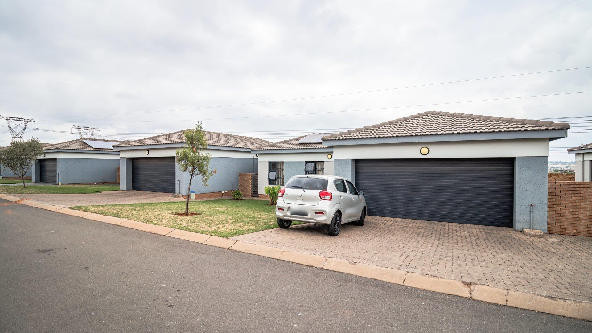3 Bedroom House for sale in Thatchfield Ridge - P24-116931977