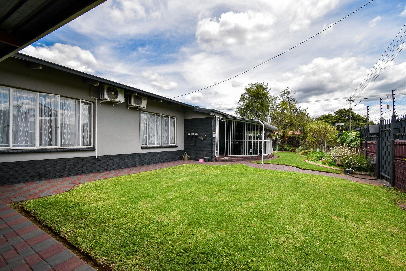 4 Bedroom House for sale in Daspoort - P24-116972896