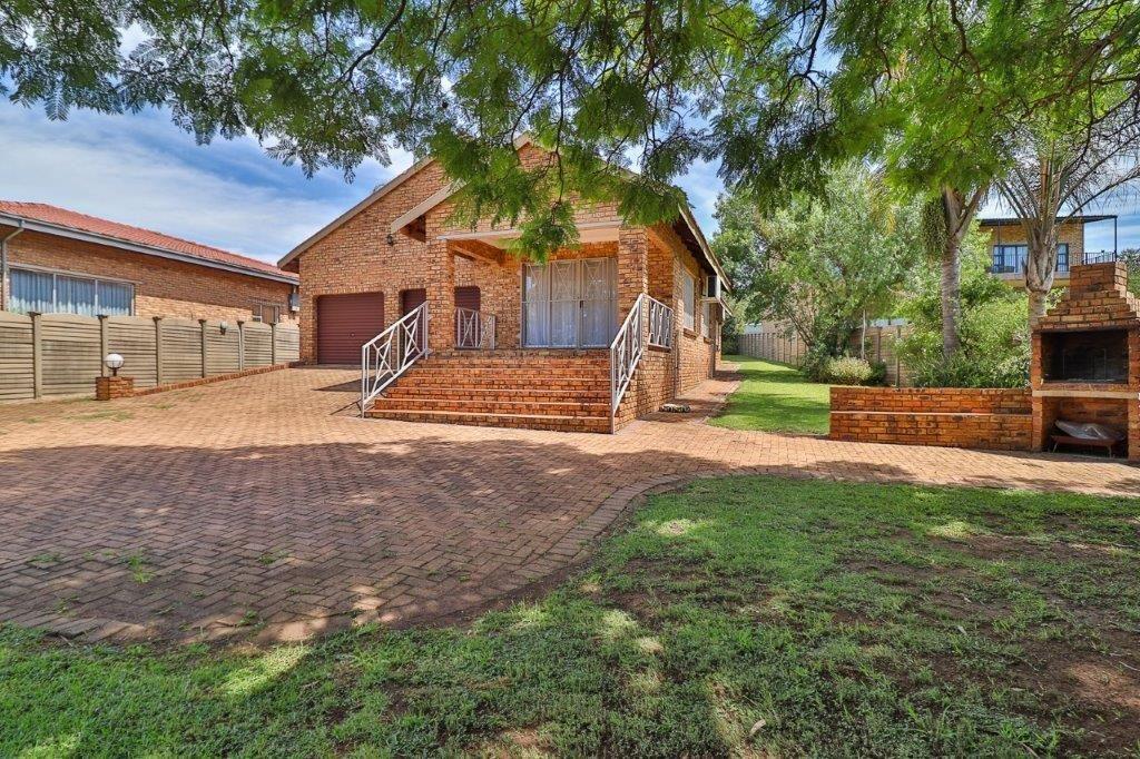 2 Bedroom House for sale in Vaal Marina - P24-116800850