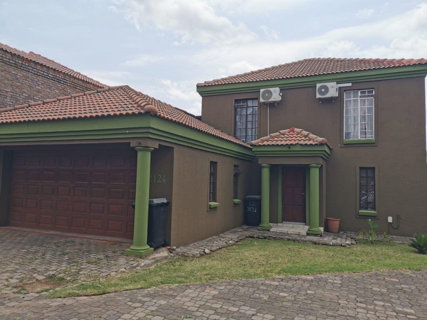 3 Bedroom Townhouse for sale in Brakpan North - P24-116978857