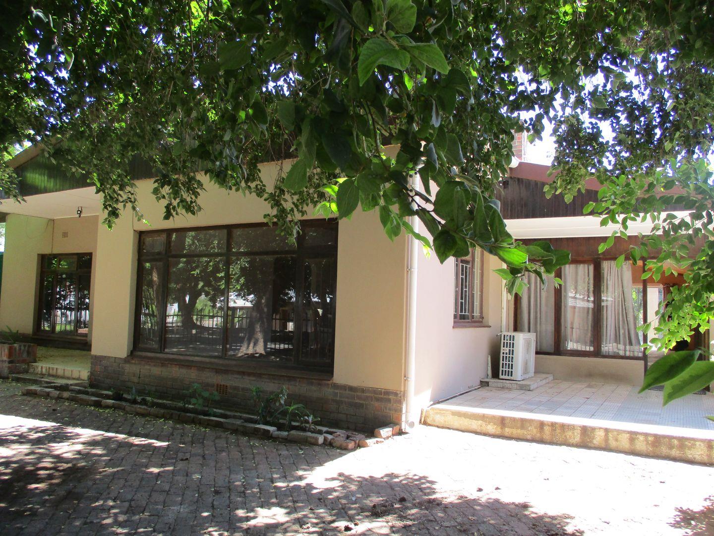 3 Bedroom House for sale in Graaff-Reinet - P24-116979768