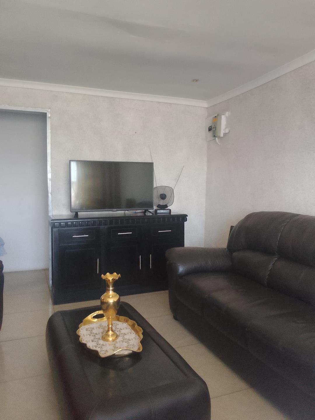 2 Bedroom House for sale in Tsakane Central - P24-116980412