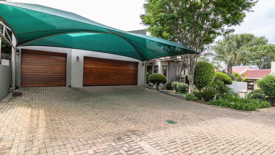 3 Bedroom House for sale in Ruimsig Noord - P24-116984010