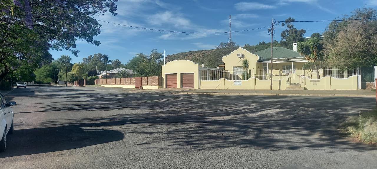 4 Bedroom House for sale in Graaff-Reinet - P24-116984958