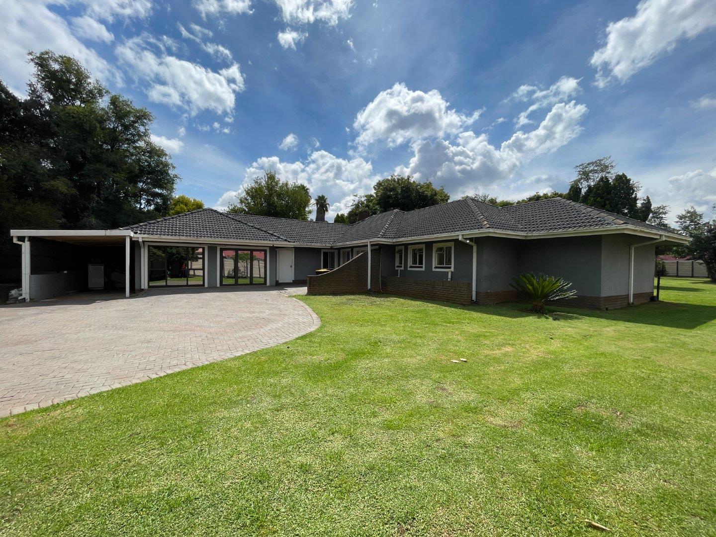 4 Bedroom House for sale in Arcon Park - P24-116988993