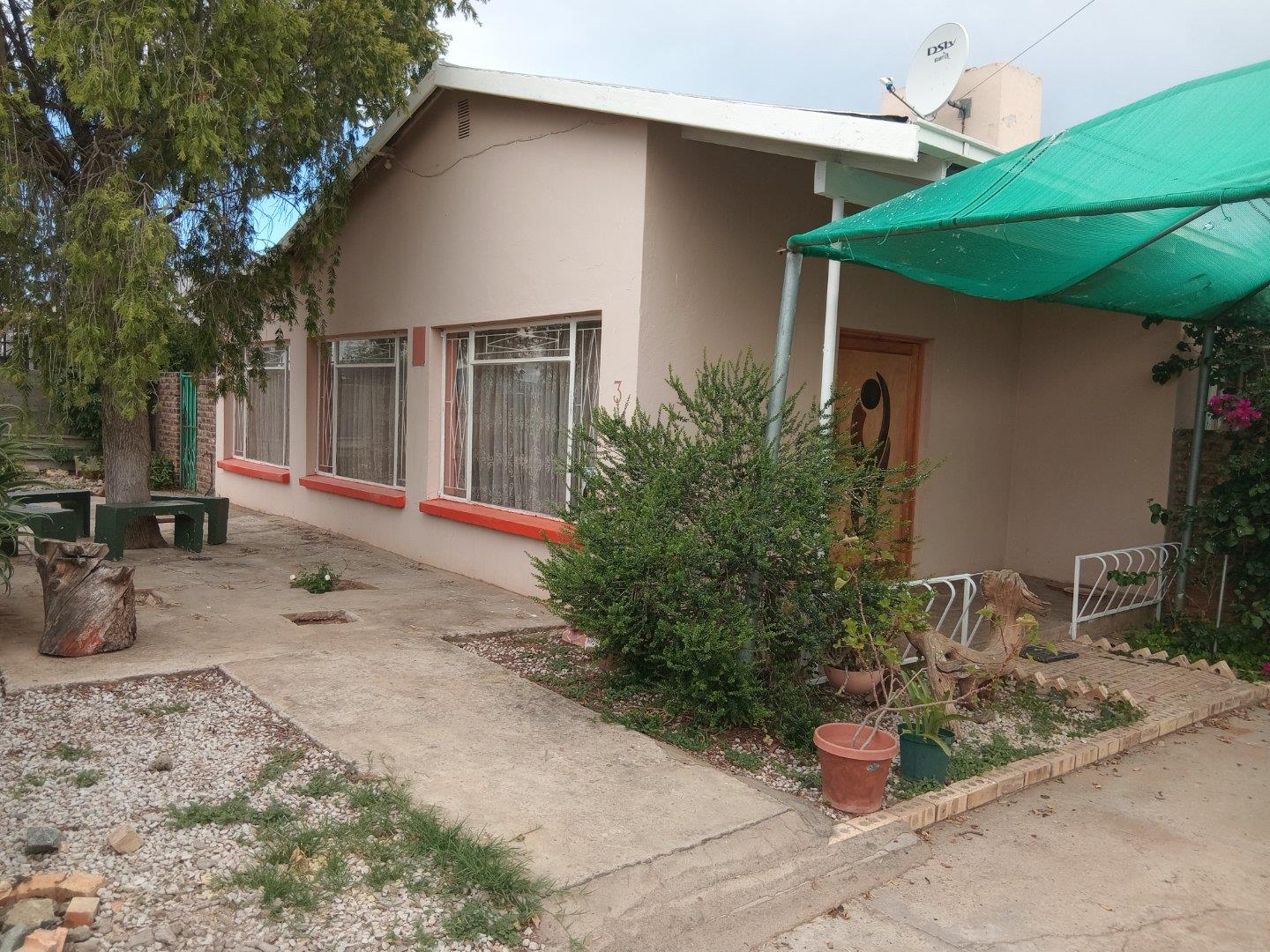 4 Bedroom House for sale in Cradock - 3 Gert Van Rooyen - P24-117003864