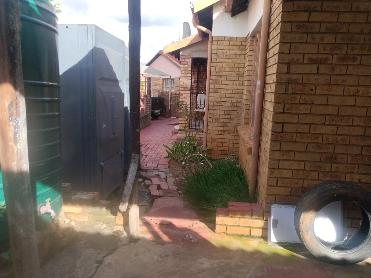 4 Bedroom House for sale in Geelhoutpark - P24-117005585