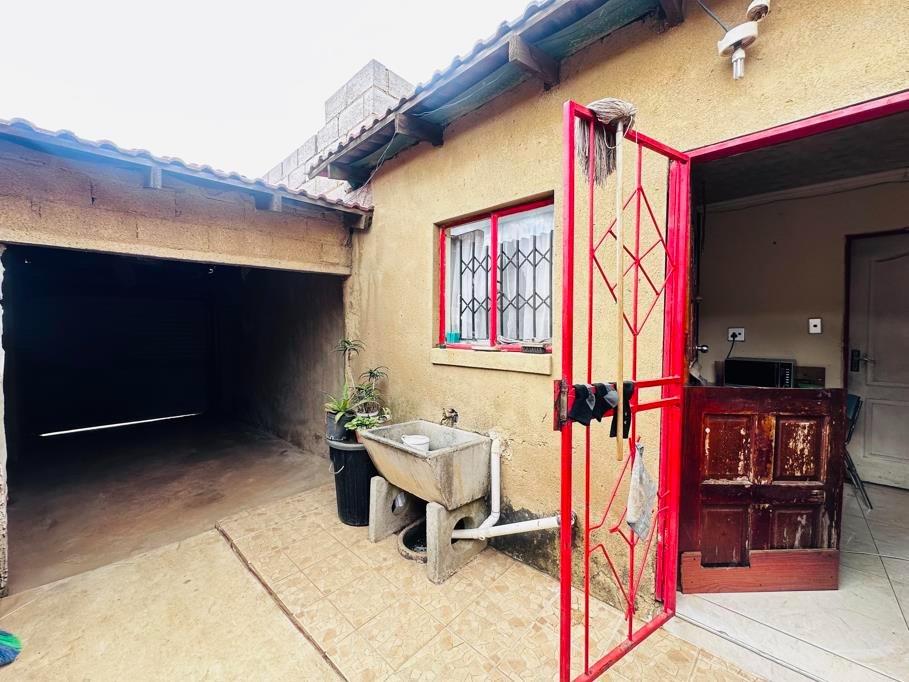 2 Bedroom House for sale in Tsakane Ext 15 - P24-117012820