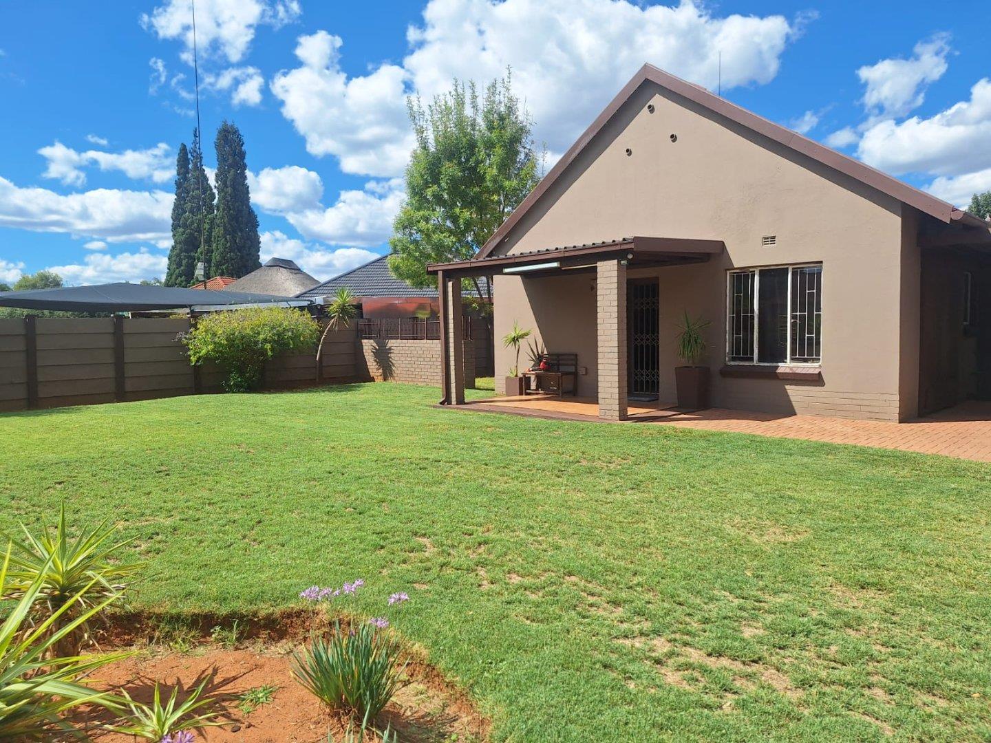 3 Bedroom House for sale in Stilfontein Ext 4 - P24-117013703