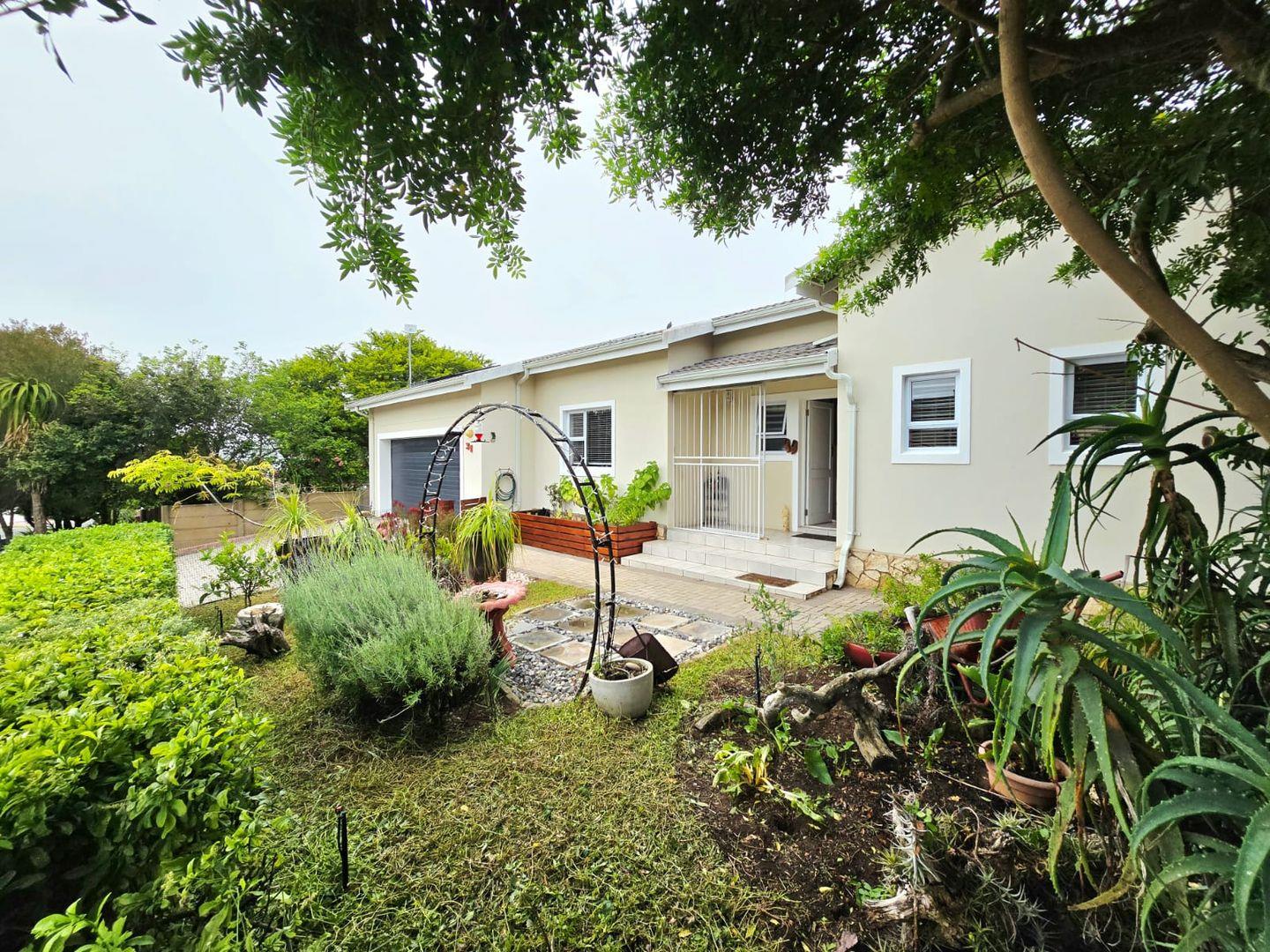 3 Bedroom House for sale in Stilbaai Wes - 31 Bergroos - P24-117018698