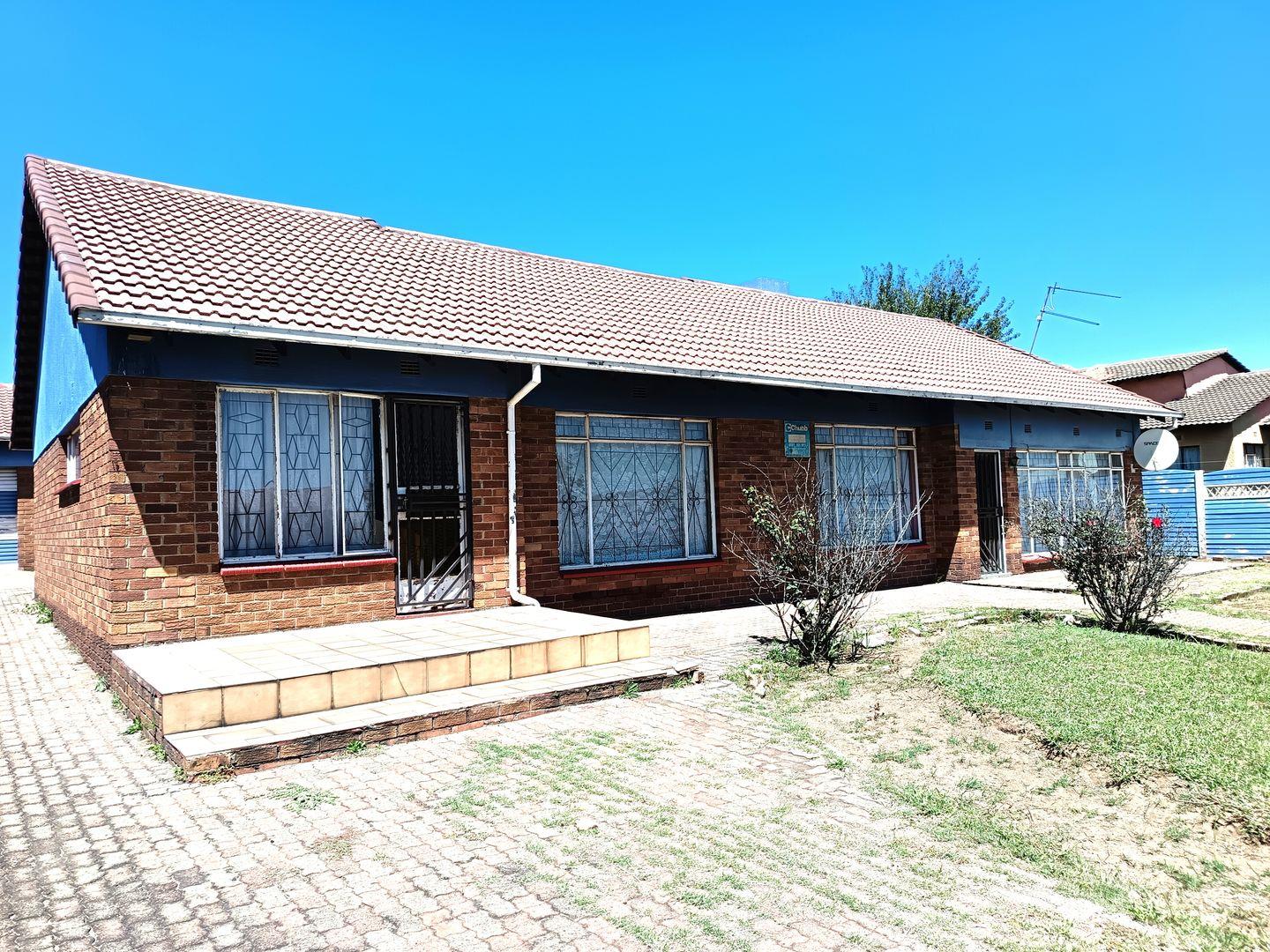 5 Bedroom House for sale in Geluksdal - P24-117020016