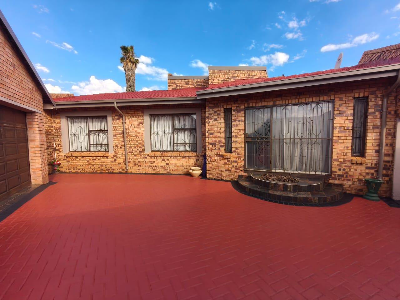 3 Bedroom House for sale in Sebokeng Zone 10 - P24-117028860