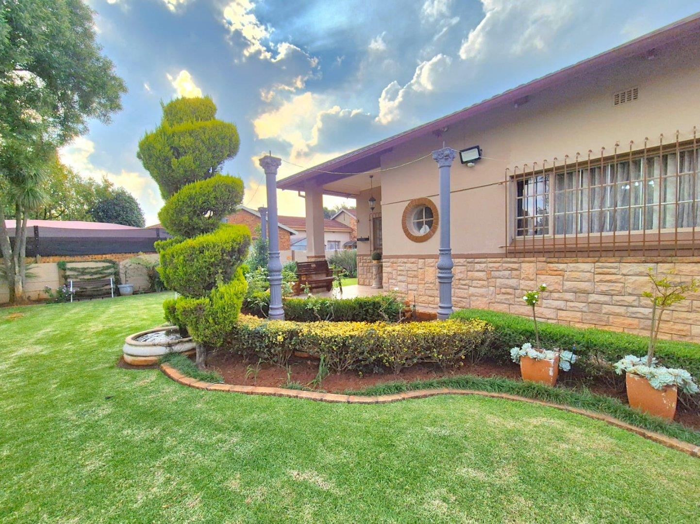 4 Bedroom House for sale in Dalview - P24-116339372