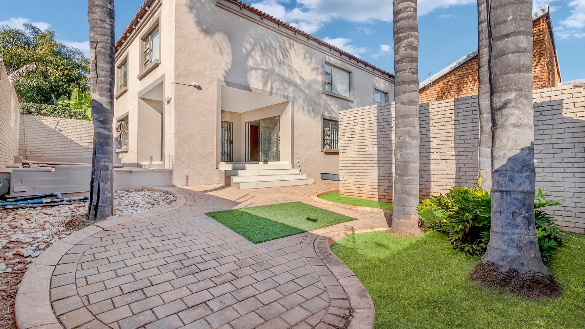 4 Bedroom House for sale in Erasmuskloof - P24-116413678