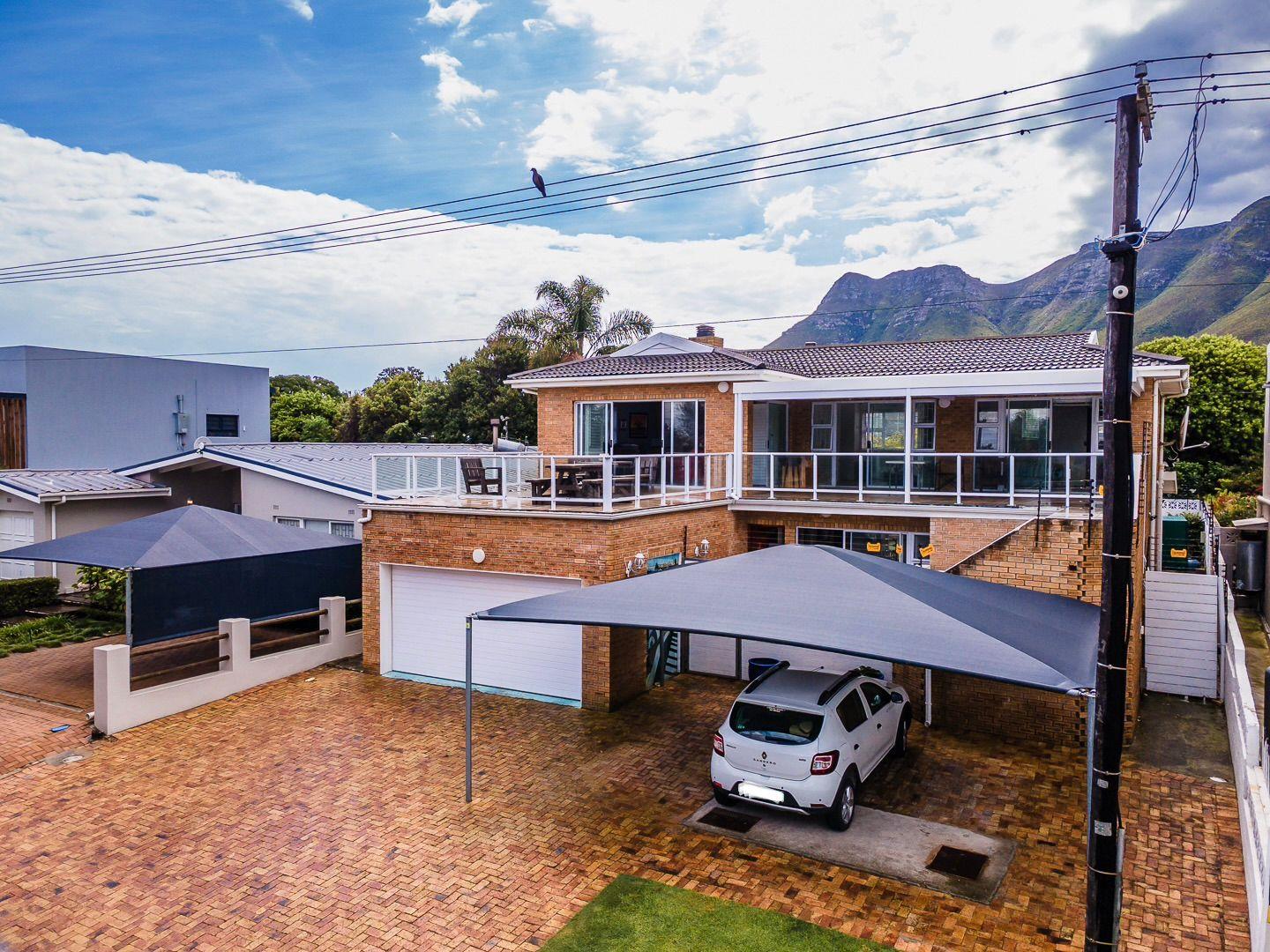 5 Bedroom House for sale in Onrus - 10 Mc Farlane Street - P24-117039077