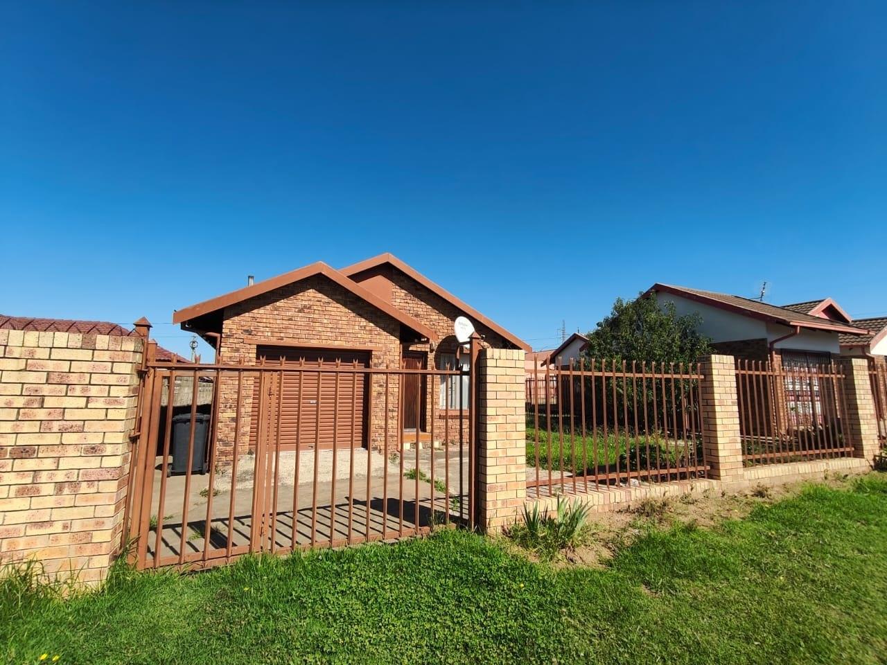 3 Bedroom House for sale in Phumlamqashi - P24-117047252