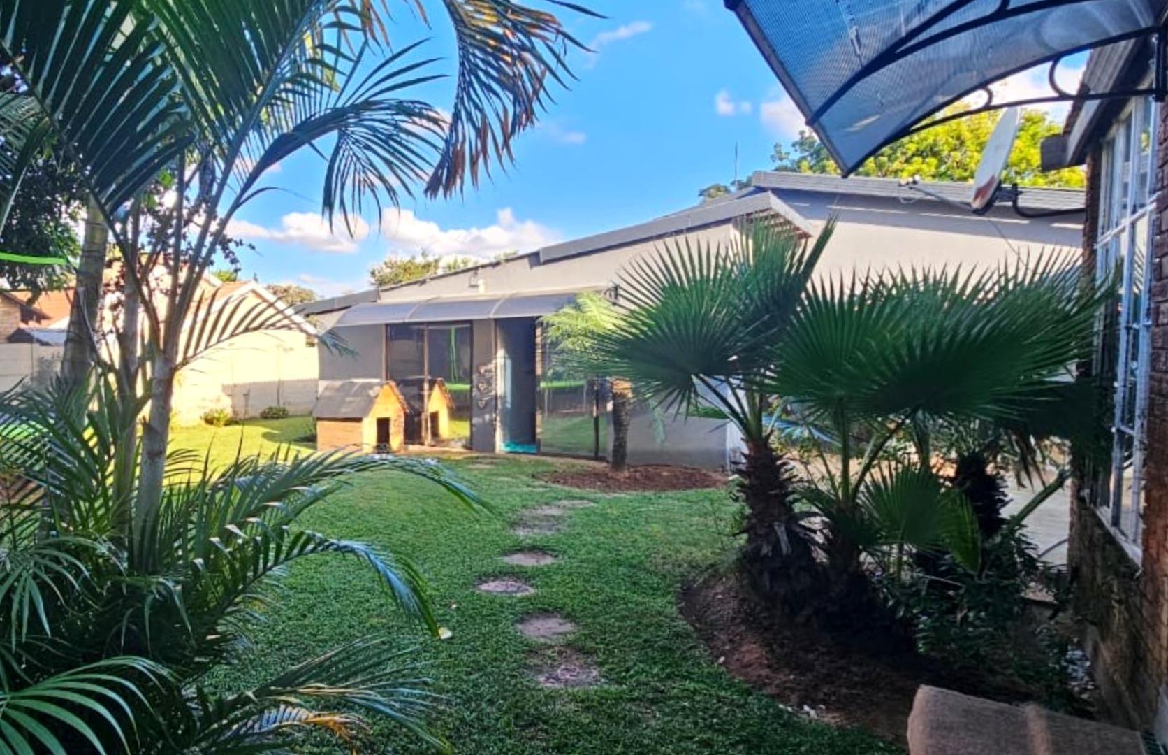 4 Bedroom House for sale in Geelhoutpark - P24-117051428