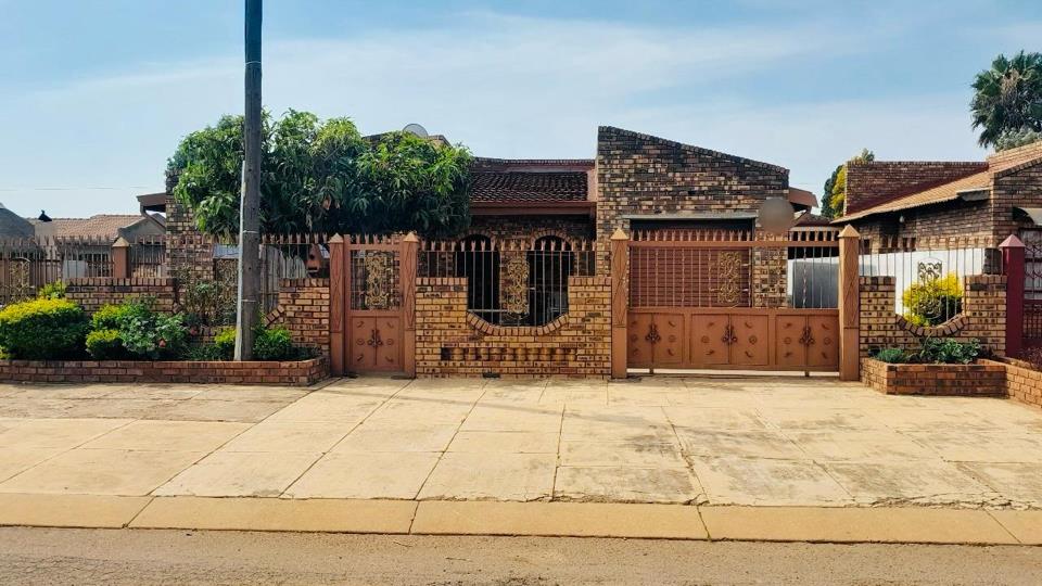 3 Bedroom House for sale in Ga-rankuwa Unit 7 - P24-117062837