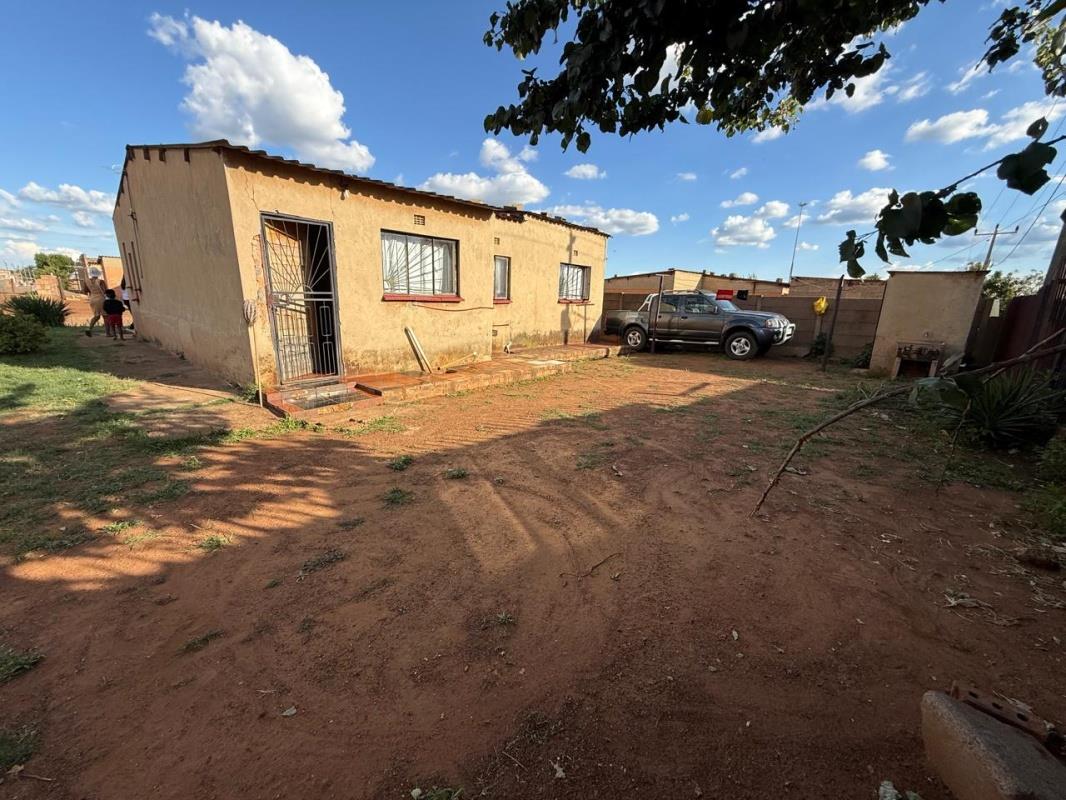 2 Bedroom House for sale in Tsakane Ext 12 - P24-117073799