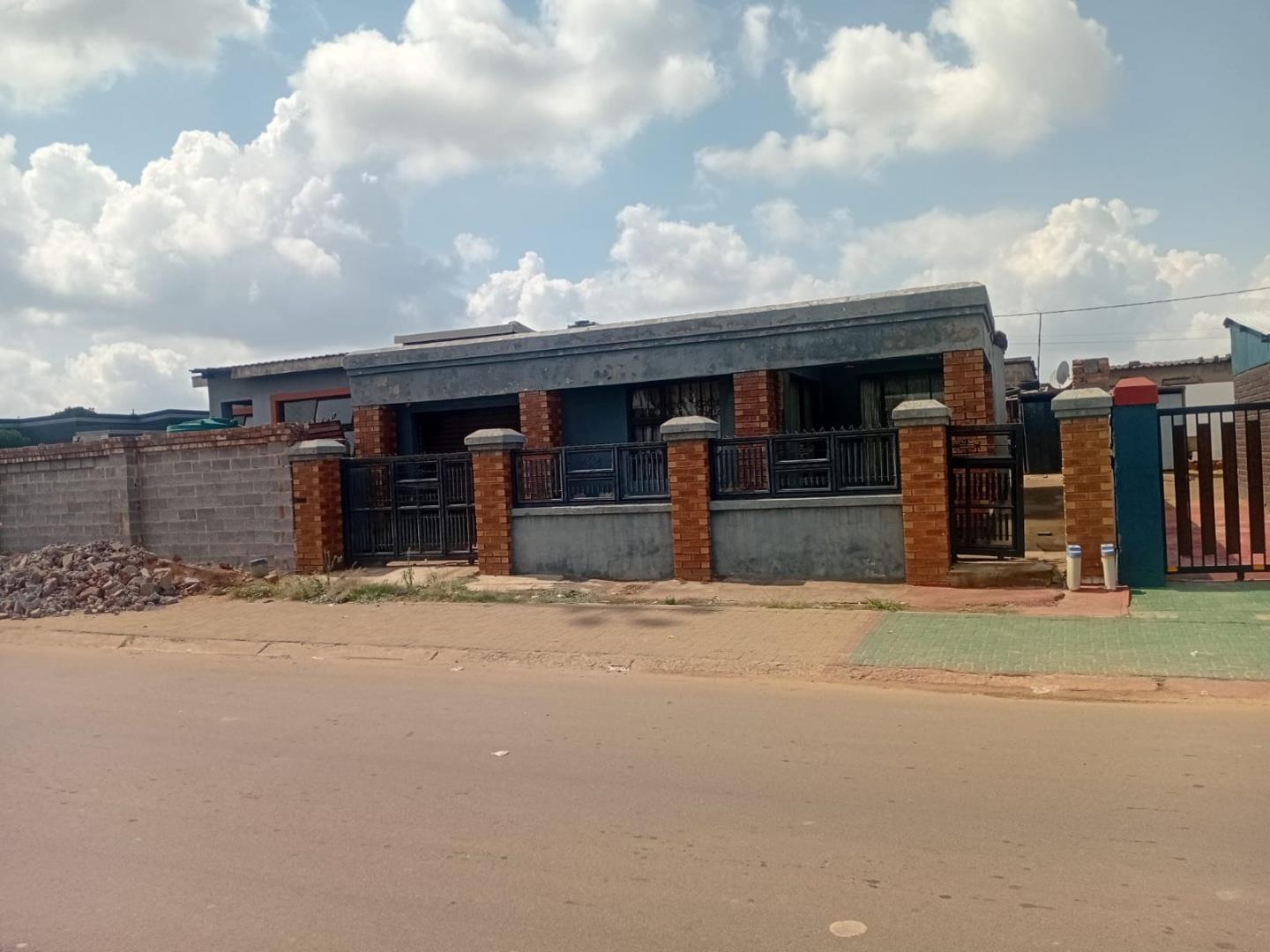 3 Bedroom House for sale in Tsakane Central - P24-117076163
