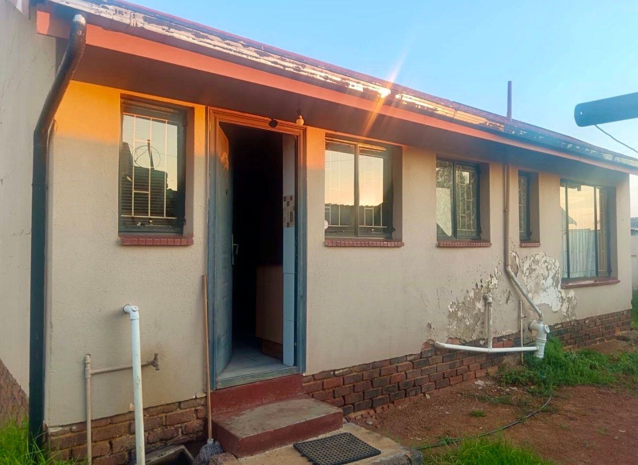 2 Bedroom House for sale in Sebokeng Zone 6 - P24-117076725