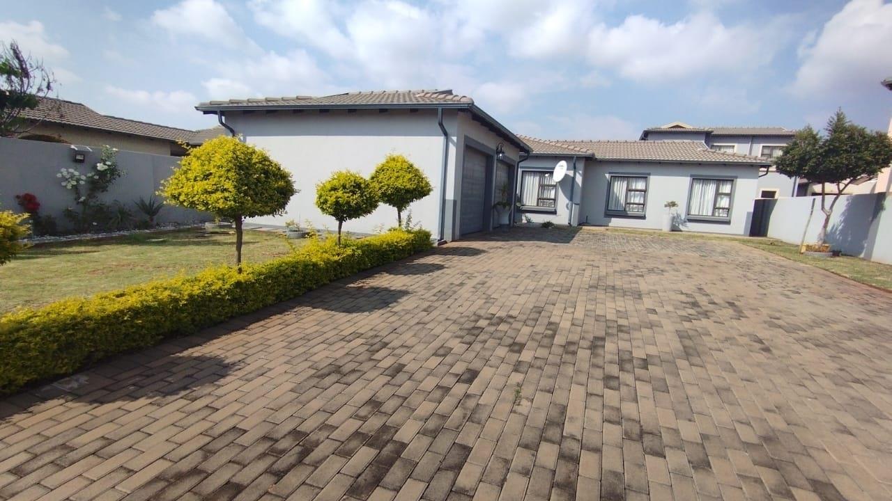4 Bedroom House for sale in Amandasig - P24-116412048