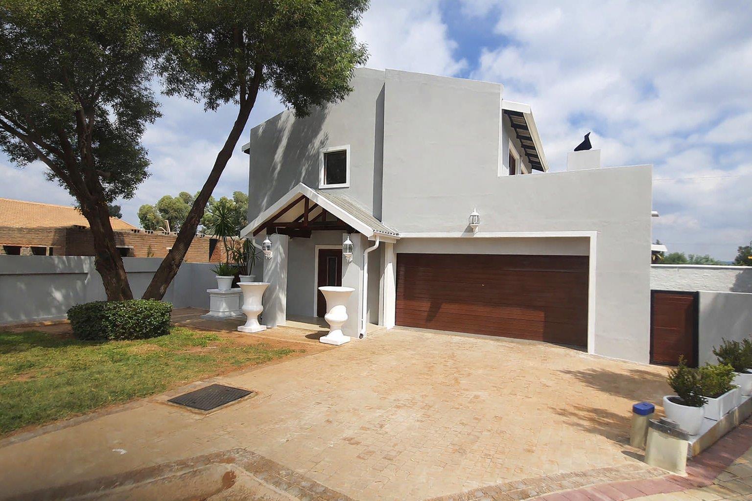 2 Bedroom House for sale in Olympus AH - 75 Leander Street - P24-117084288