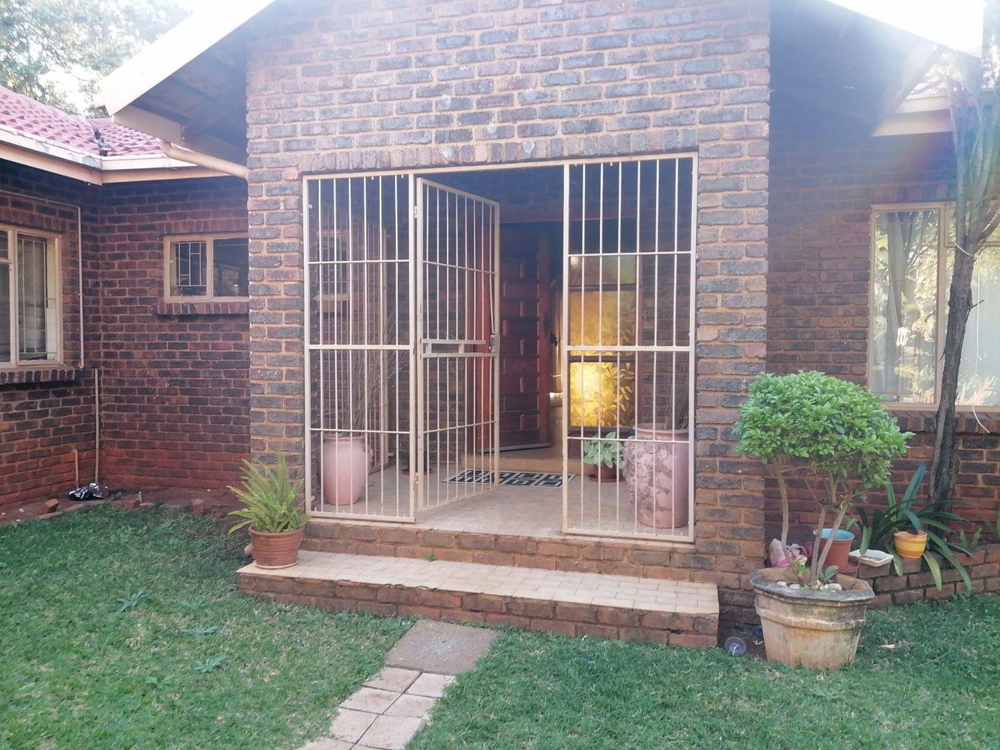 4 Bedroom House for sale in Geelhoutpark - P24-117089015