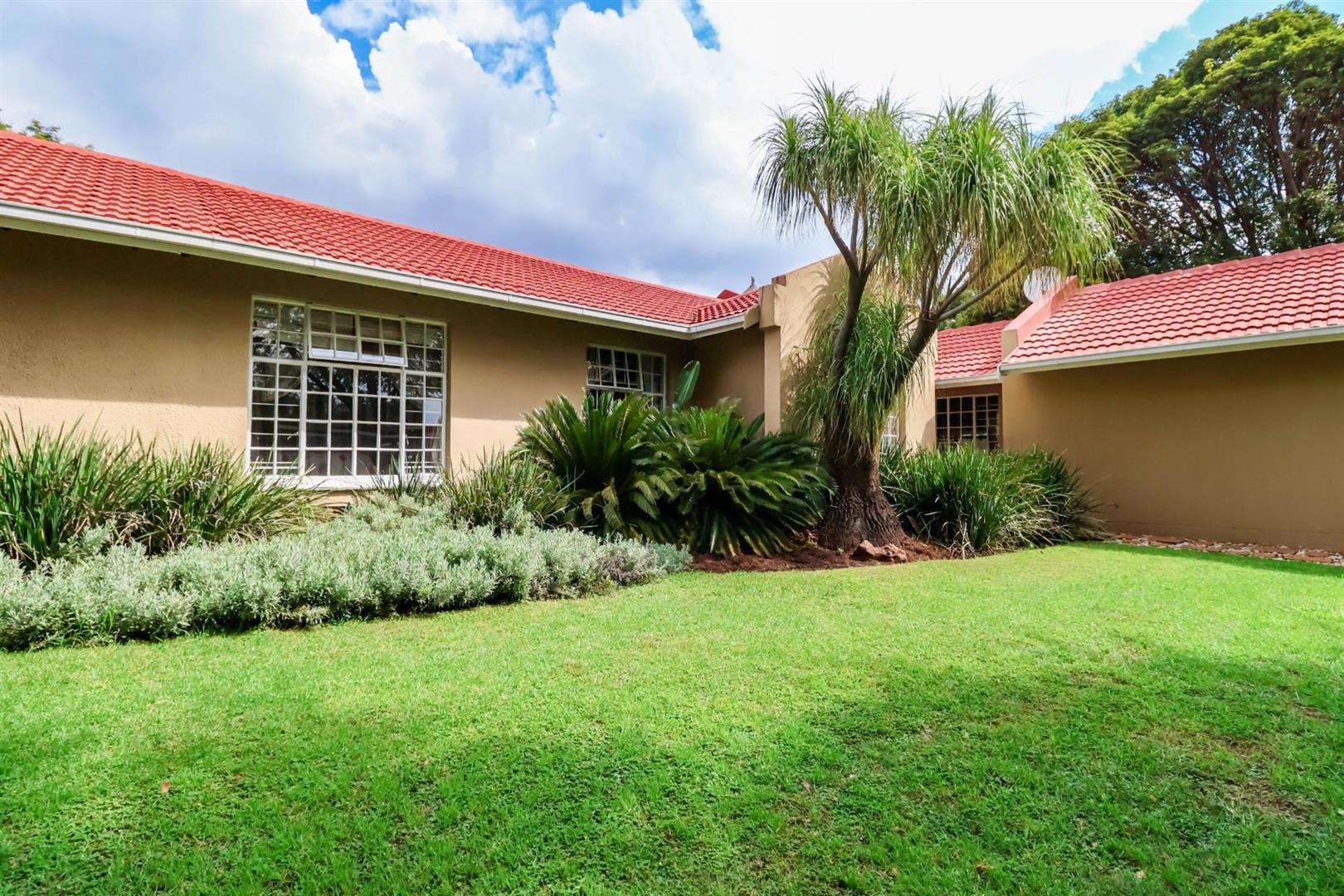 4 Bedroom House for sale in Wierda Park - P24-117089595