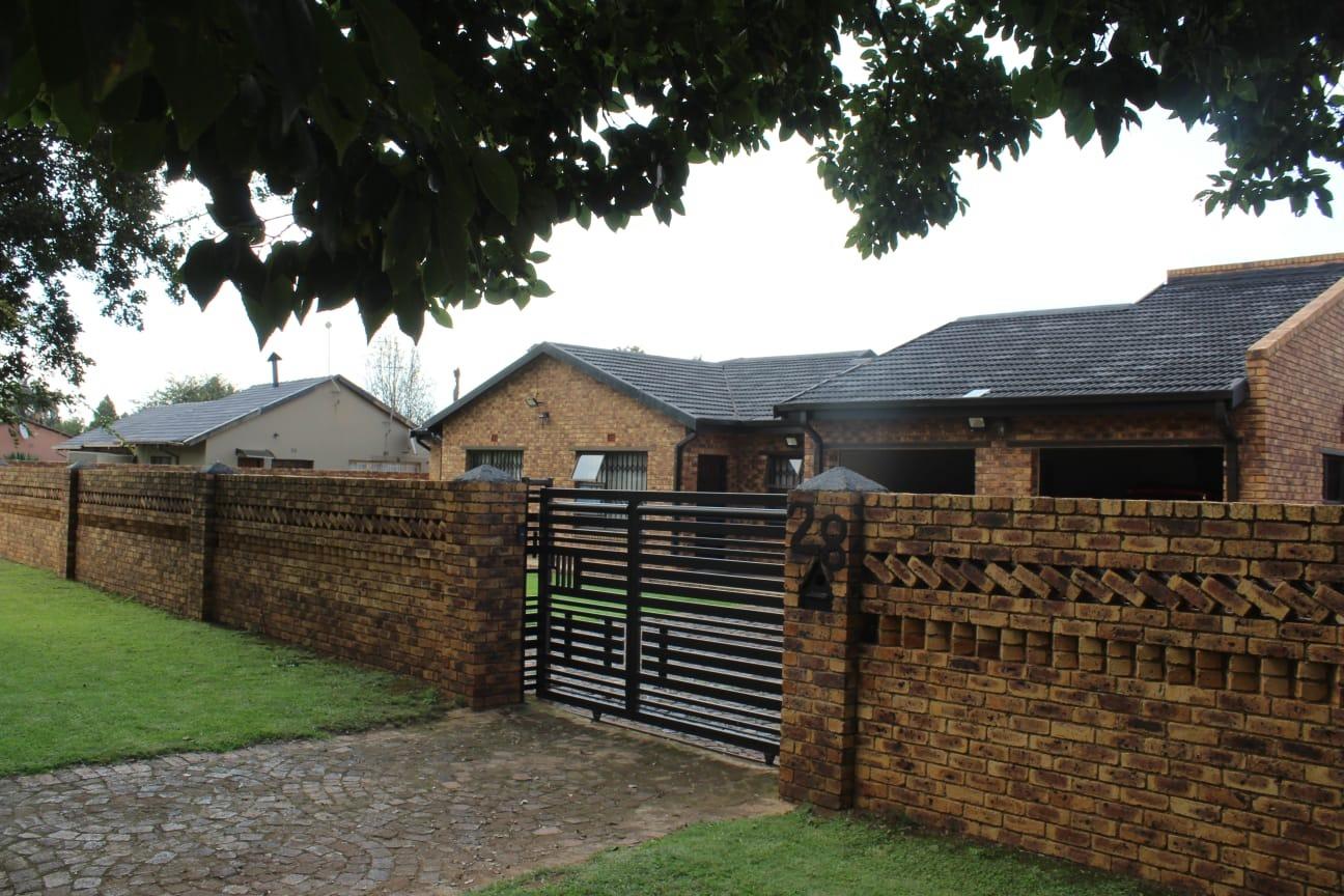 4 Bedroom House for sale in Modder East - P24-117089691