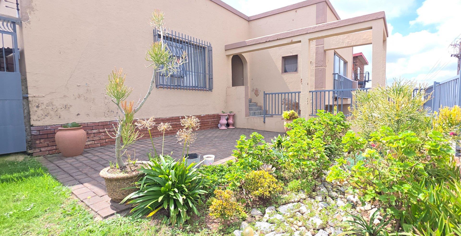 4 Bedroom House for sale in Laudium - P24-117090544