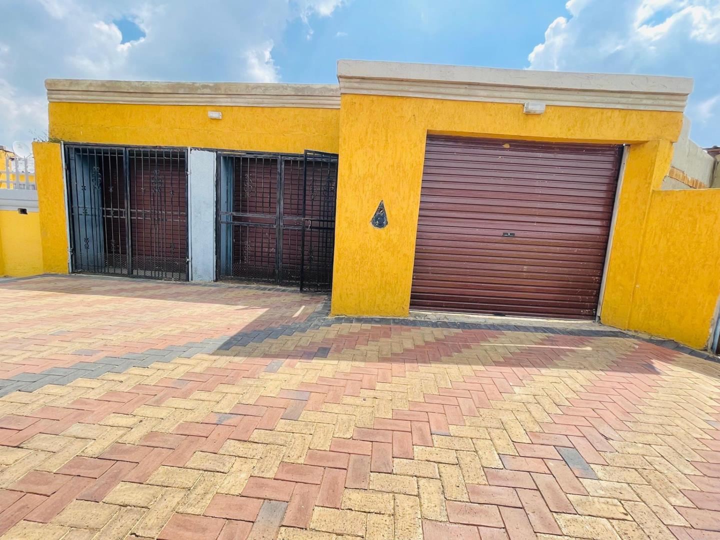4 Bedroom House for sale in Tsakane Central - P24-117097806
