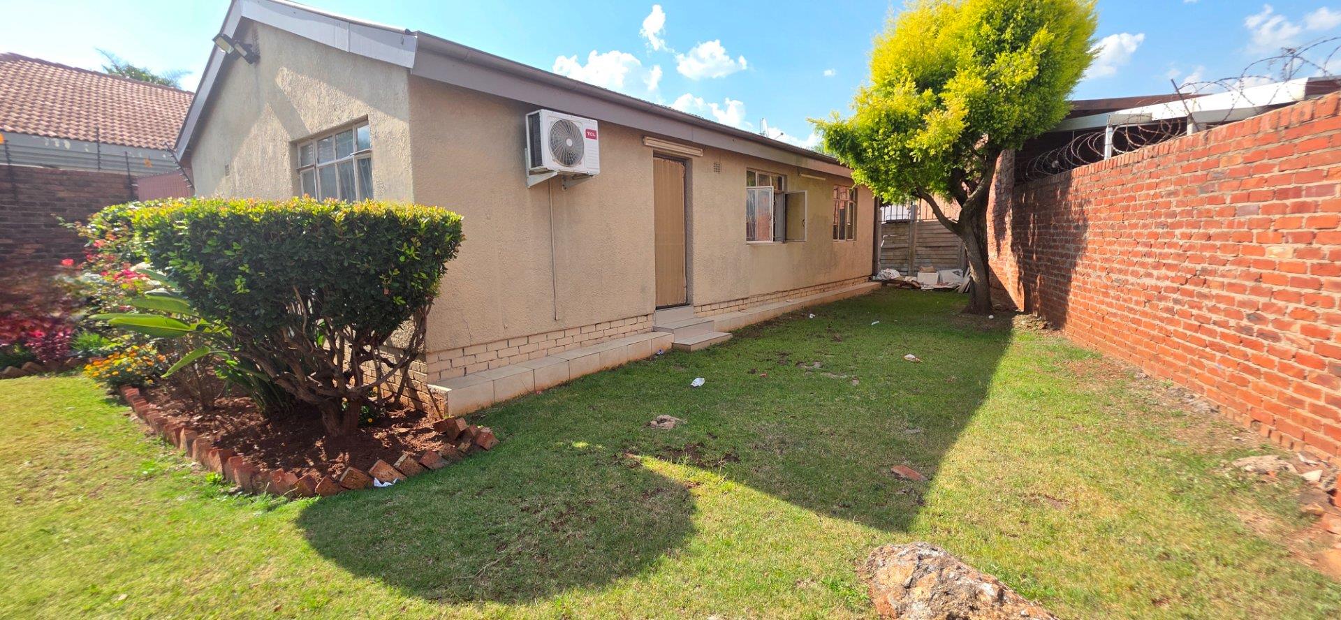 3 Bedroom House for sale in Laudium - P24-117102969
