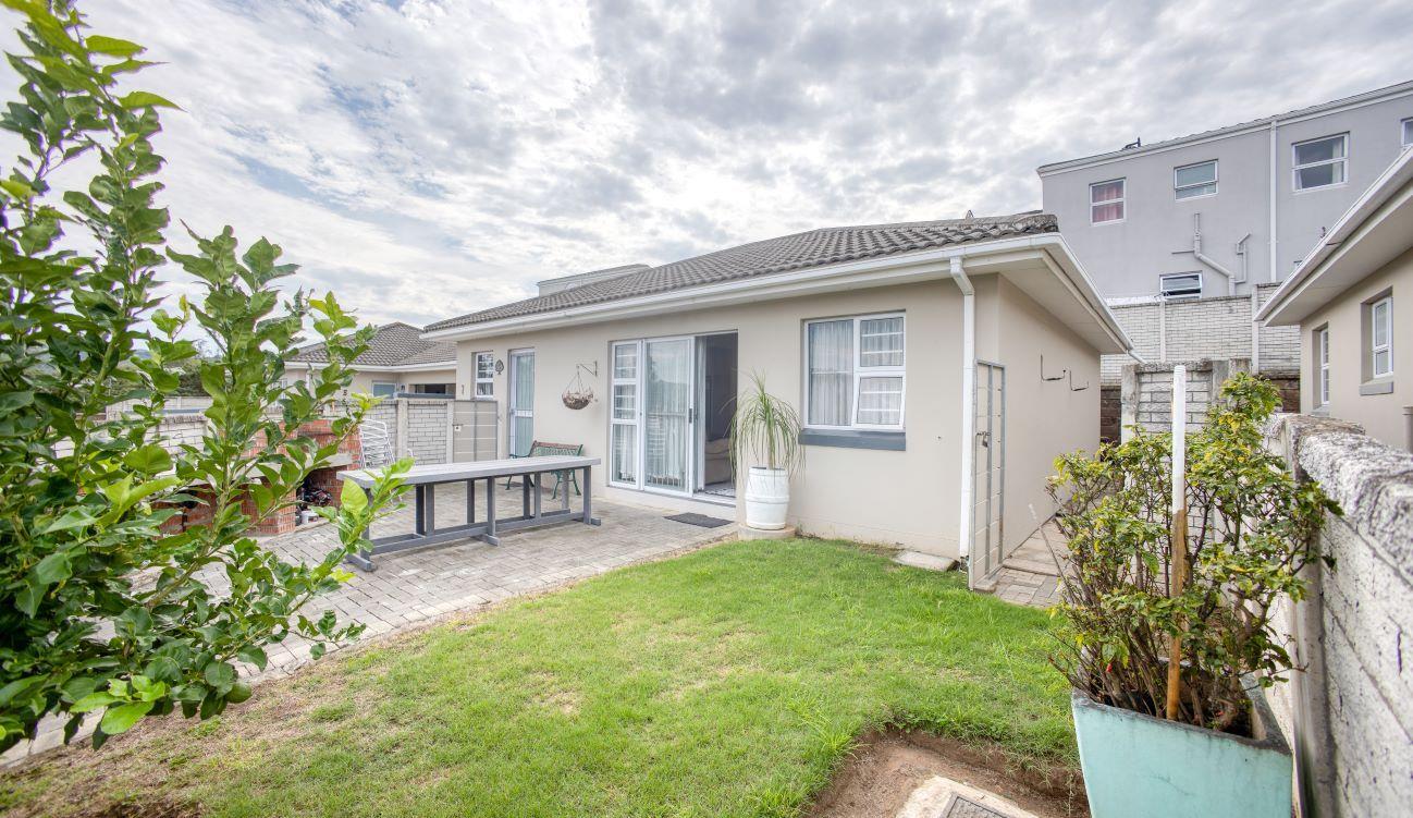 3 Bedroom Townhouse for sale in Nahoon Valley Park - P24-117109036