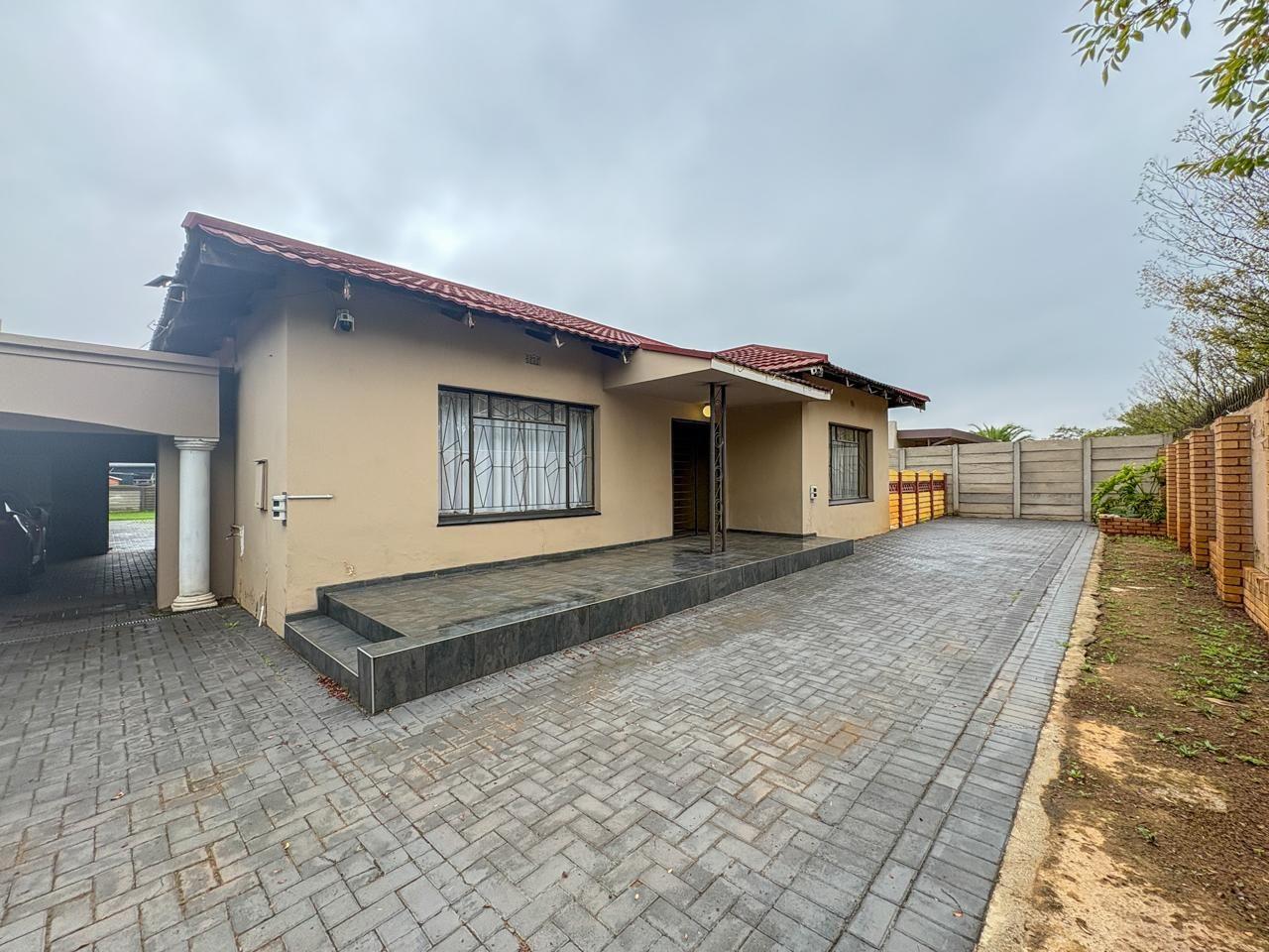3 Bedroom House for sale in Dalview - P24-117123317