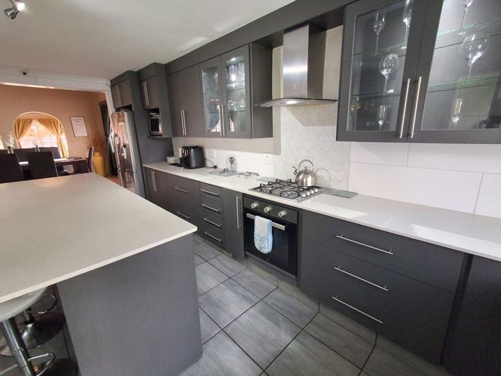 3 Bedroom House for sale in Dalview - P24-117135029