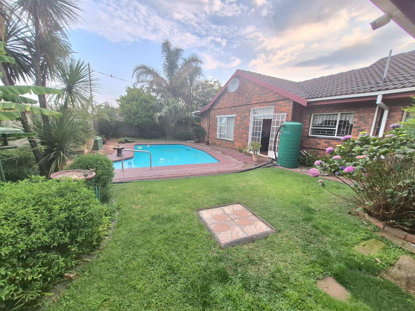 3 Bedroom House for sale in Visagie Park - P24-113703509