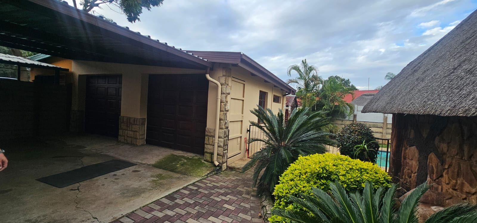 3 Bedroom House for sale in Geelhoutpark - P24-117050941