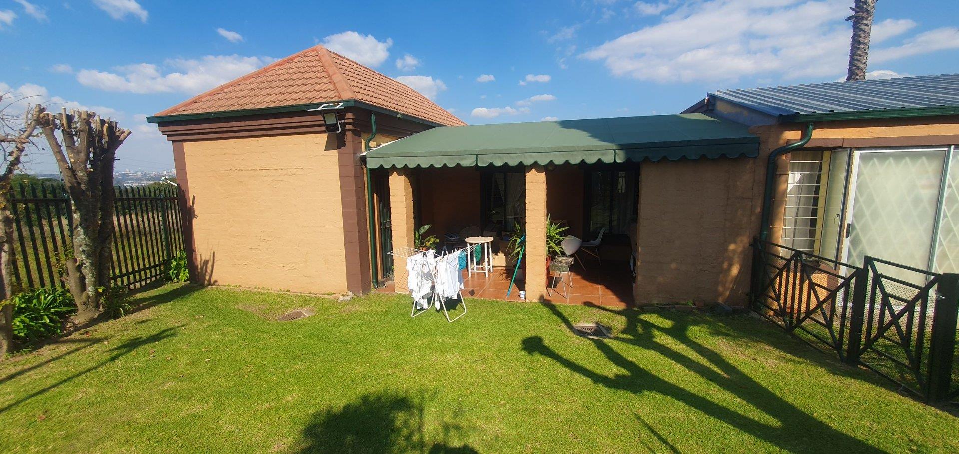3 Bedroom Townhouse to rent in Sundowner - P24-117249405