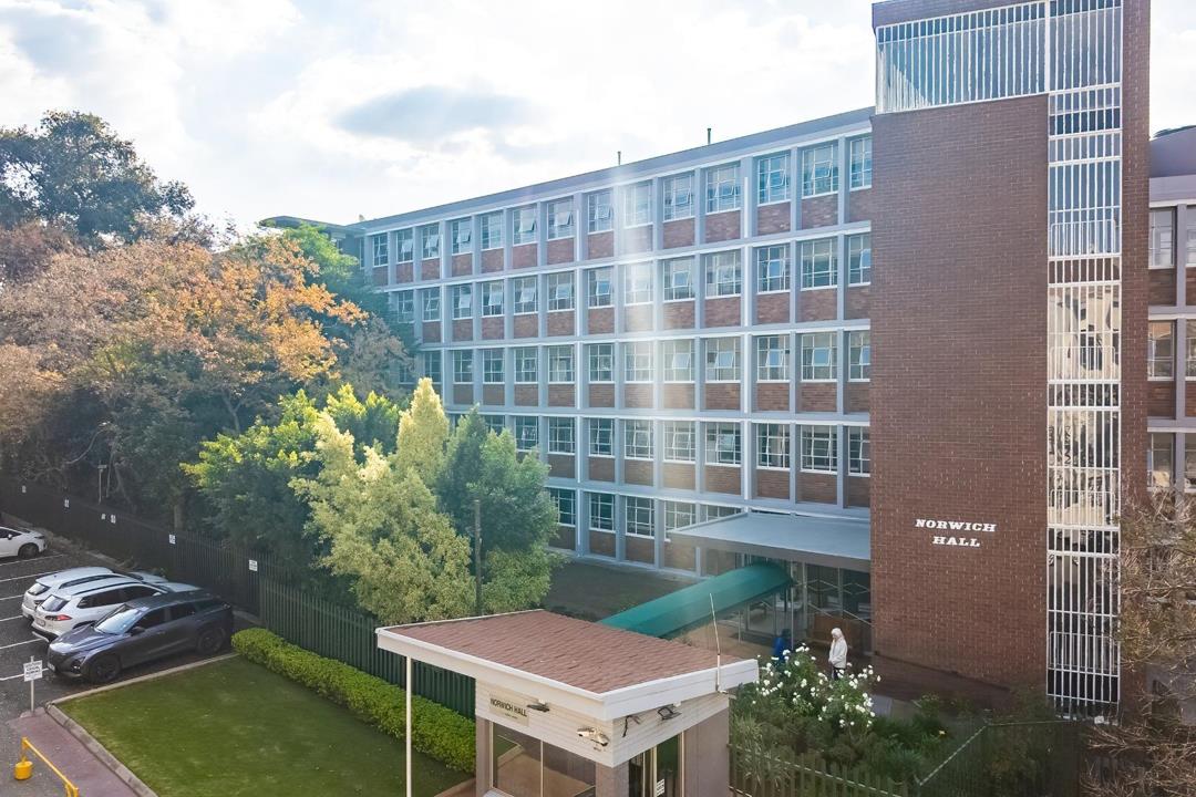 3 Bedroom Apartment / flat for sale in Fairway - P24-117268405